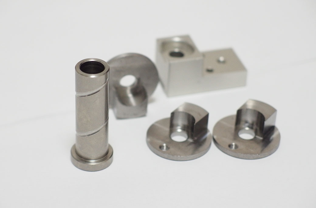 Making luxury hand spinner and smoke pipe leads to order of precision ...